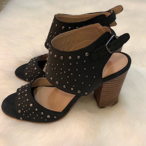 Very Volatile | Shoes | Very Volatile Sandals | Poshmark